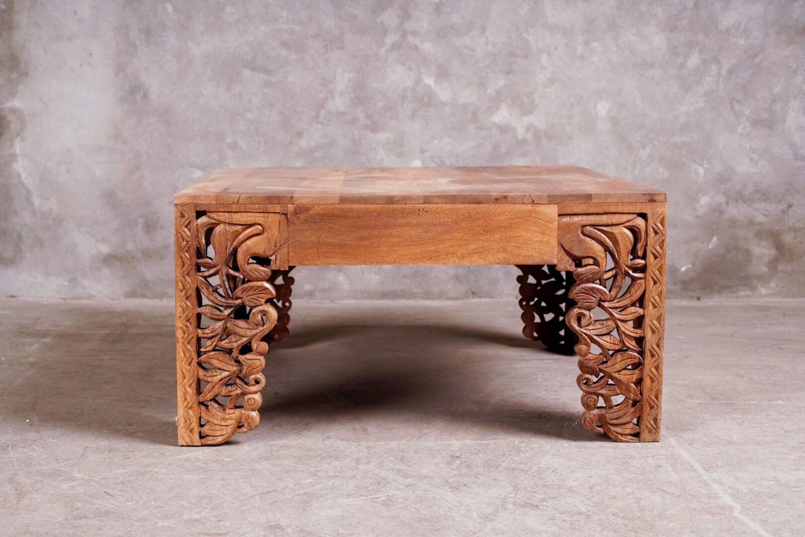 Mesa India patas talladas – Tienda Himalaya