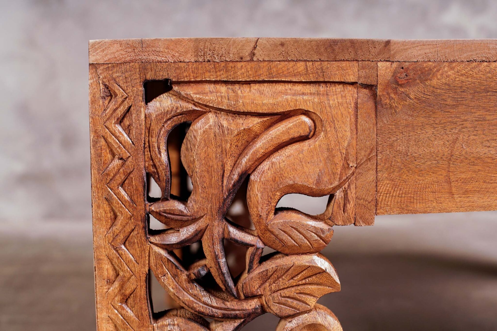 Mesa India patas talladas – Tienda Himalaya